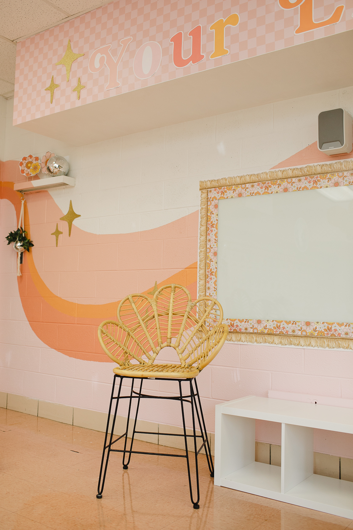 10 tips to help teachers stay organized in their classroom.